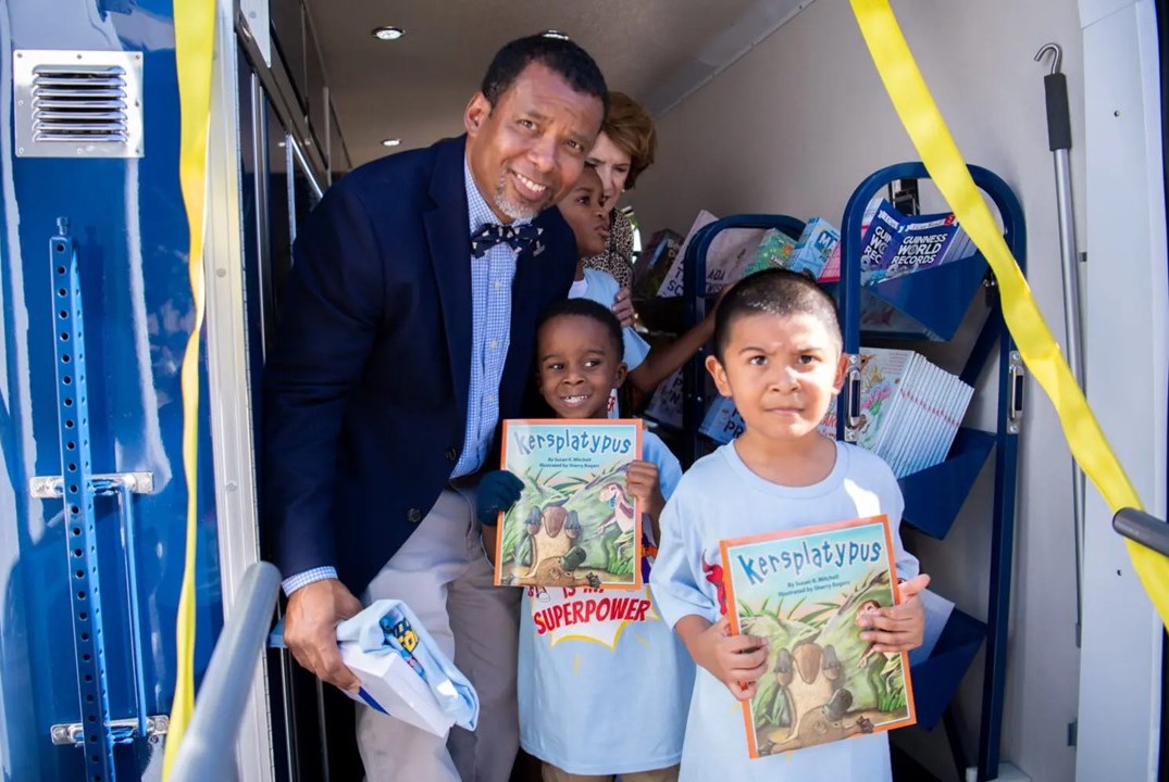 Harris Co's new 'Curiosity Cruiser' expands mobile library program ...
