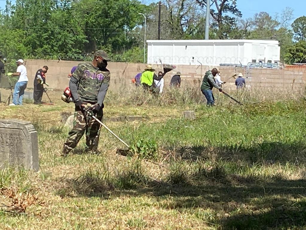 Omega chapter cleans historic Oak Park Cemetery