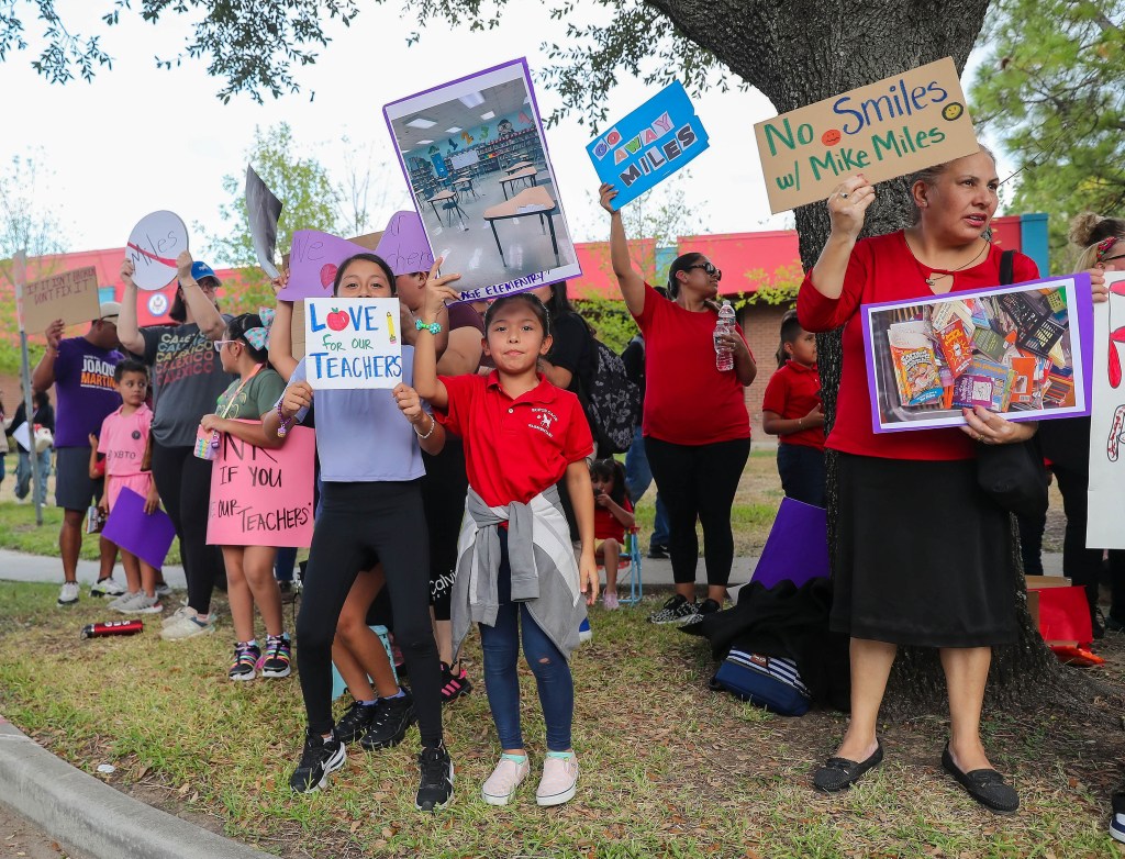 Parents, teachers rally against HISD NES Model
