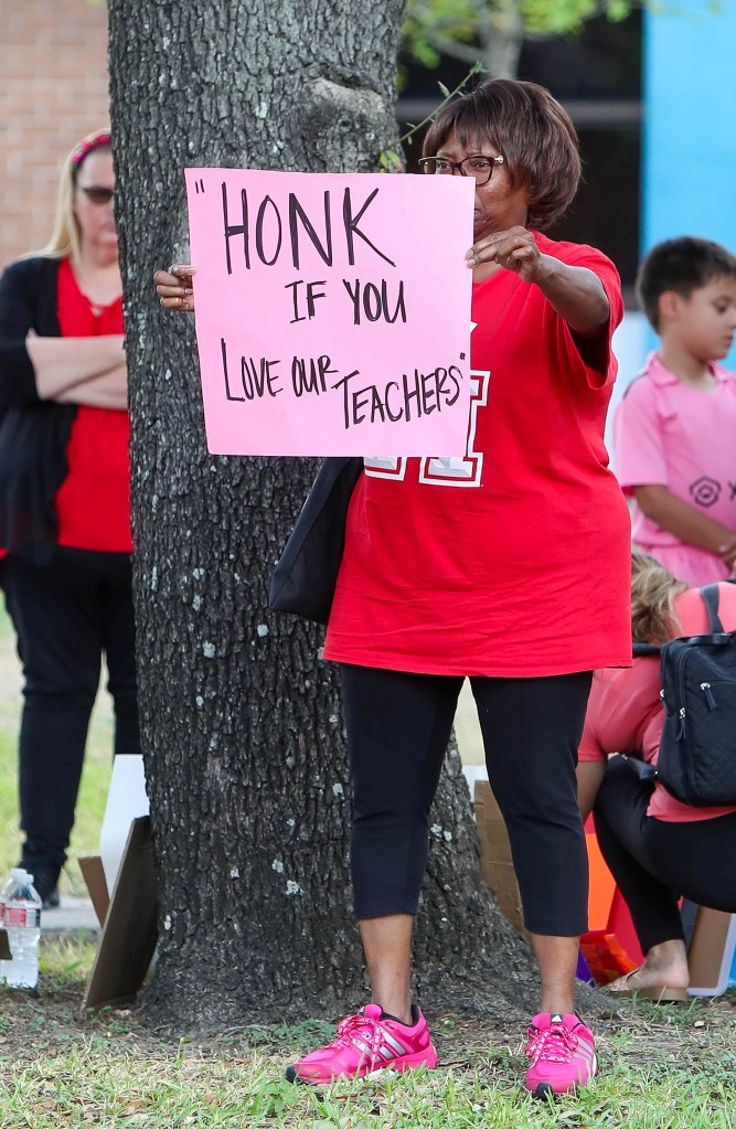 Parents, teachers rally against HISD NES Model