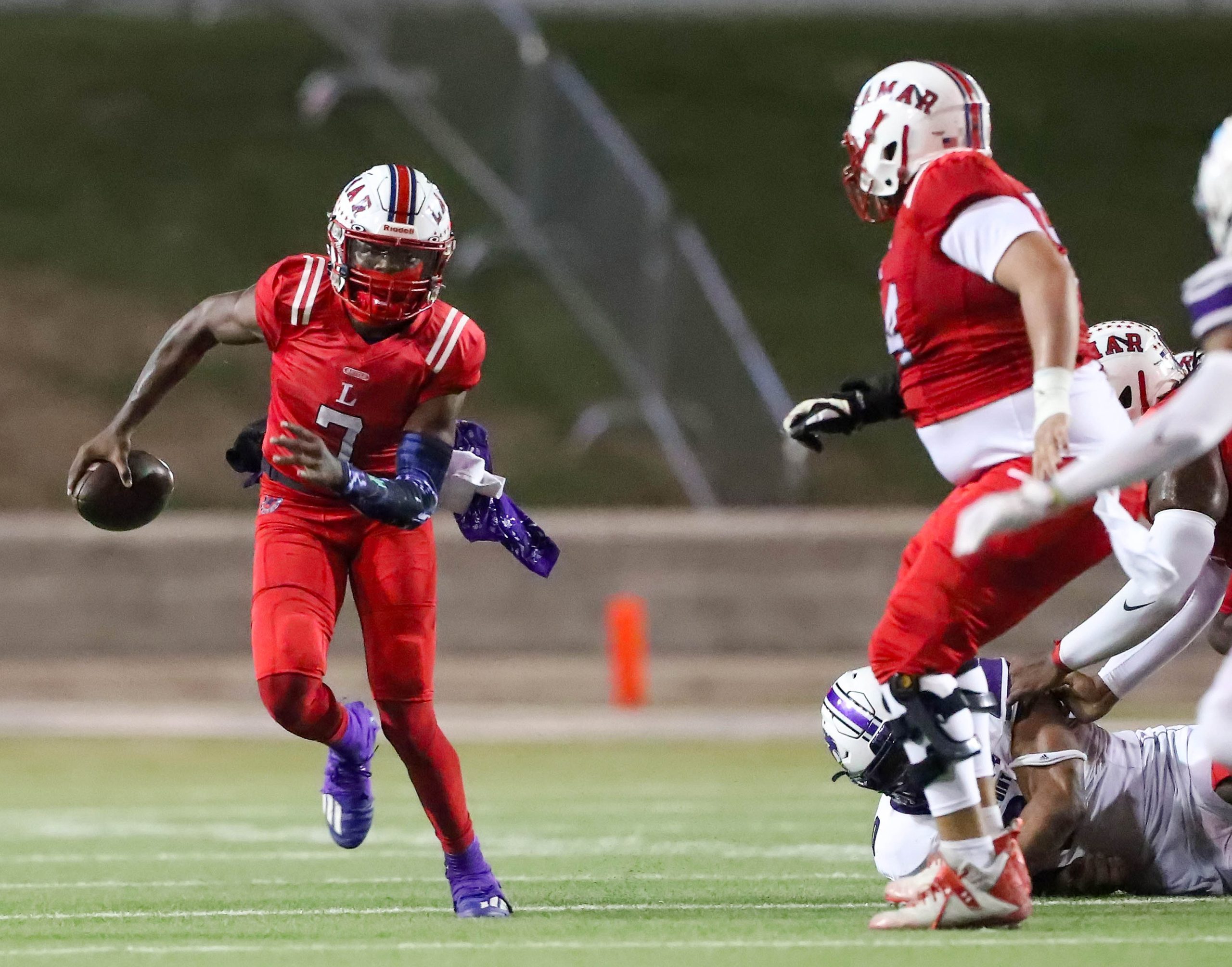 Jordan Reaves guides Lamar to 3rd round of HS football playoffs